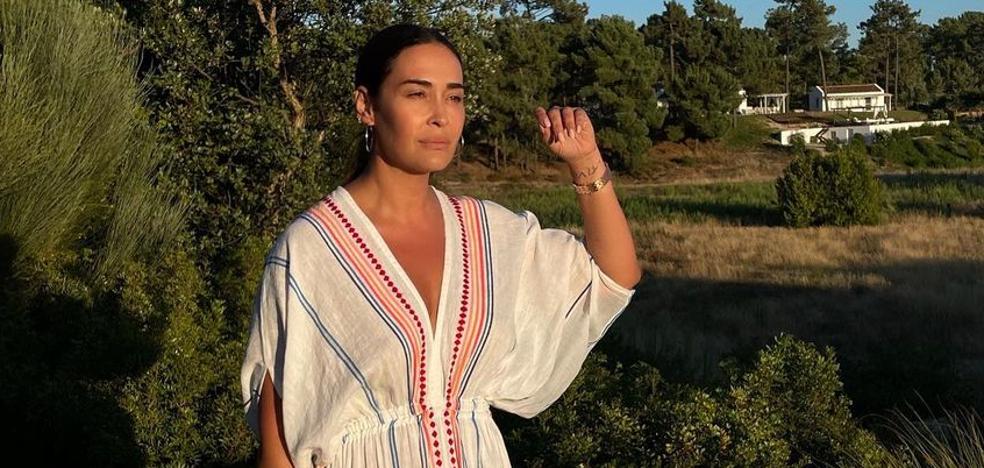 Sandalias de Zara y un caftán muy favorecedor, así es el look playero ...