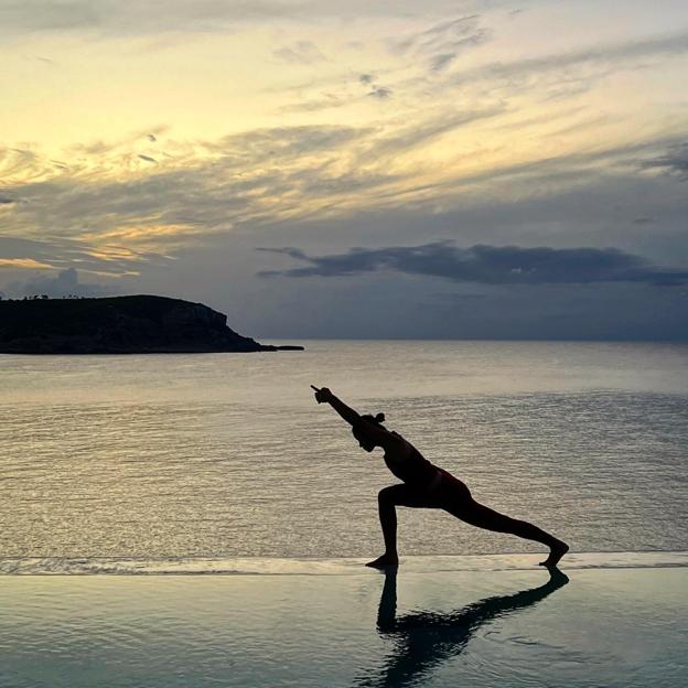 Halasana, la postura que corrige la posición corporal y alivia la ...