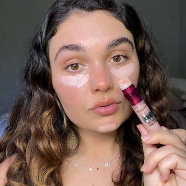 Corrector de ojeras rosa que consigue una mirada descansada | Mujerhoy