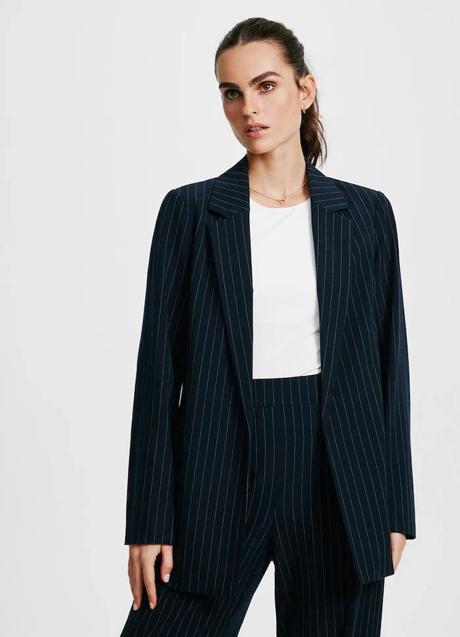 Blazers de raya diplomática para llevar en tus looks de oficina | Mujerhoy