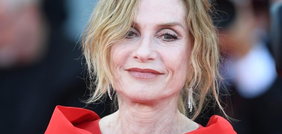 Isabelle Huppert arrasa en Venecia con un impresionante vestido rojo ...
