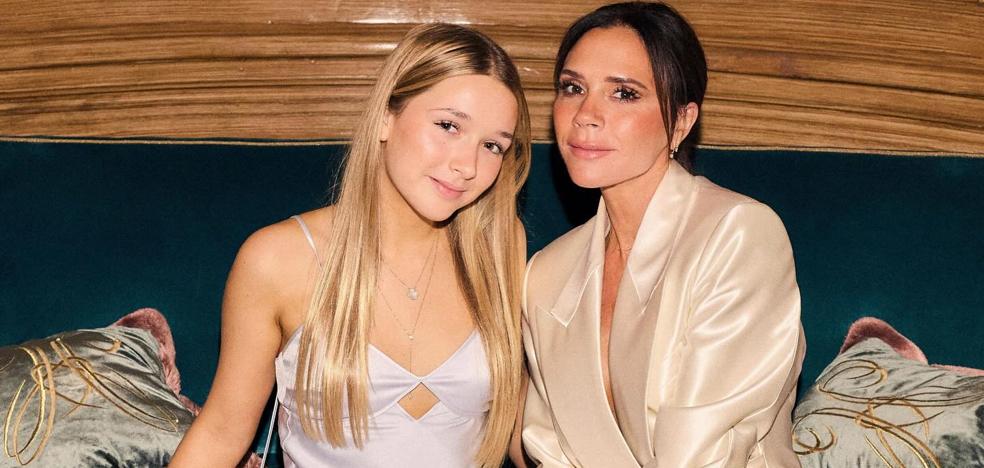 Harper Seven, la hija de Victoria Beckham, más guapa que nunca con un vestido lencero y zapatos ...