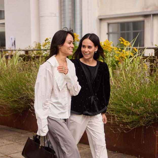 Las camisas de cuello bobo regresan este 2025 | Mujerhoy