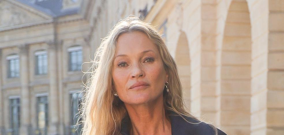 Kate Moss demuestra cómo lucir una chaqueta bomber de cuero a los 50 ...