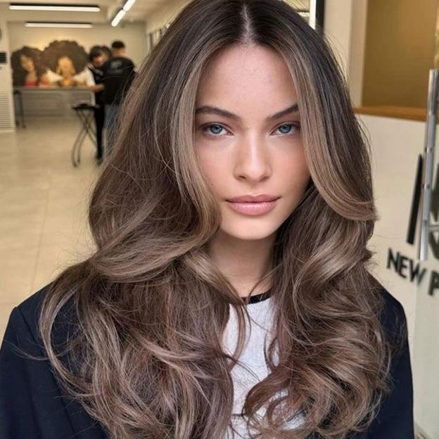 Color de pelo mocha mousse, la tendencia número uno del 2025 | Mujerhoy
