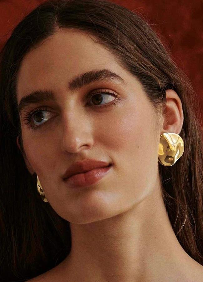 Pendientes dorados super elegantes para elevar tus looks sin esfuerzo ...